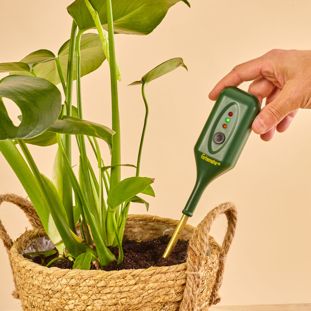 Measure nutrients level in soil - Plant Care Tools