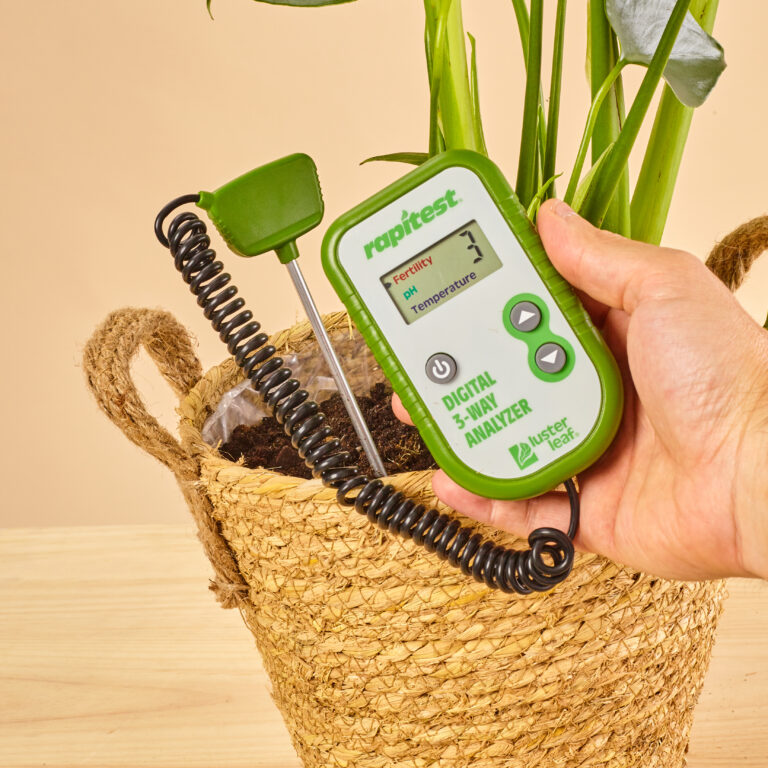 Measure nutrients level in soil - Plant Care Tools